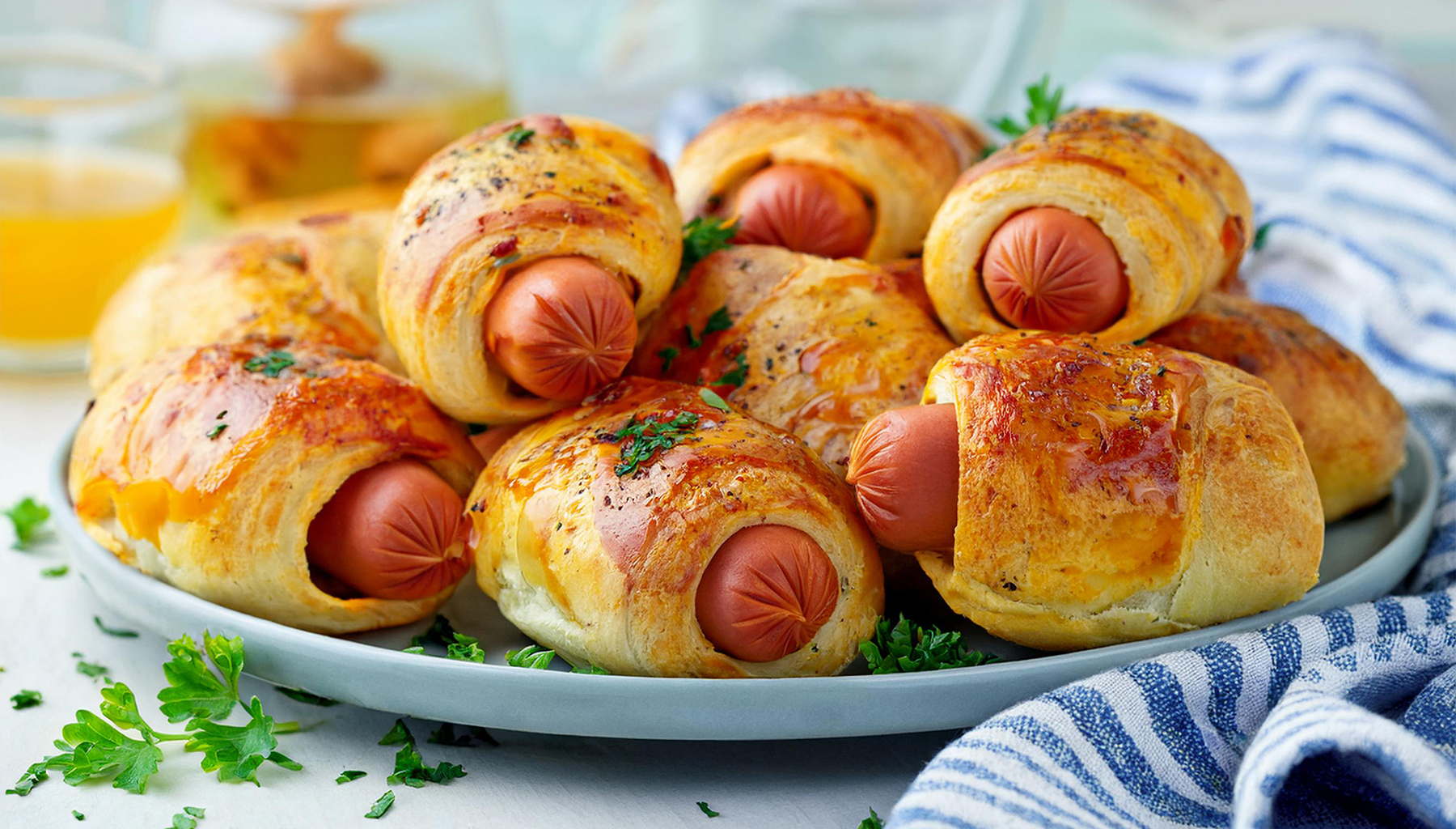 Mini hrenovke v listnatem testu – The Foodie Slovenia